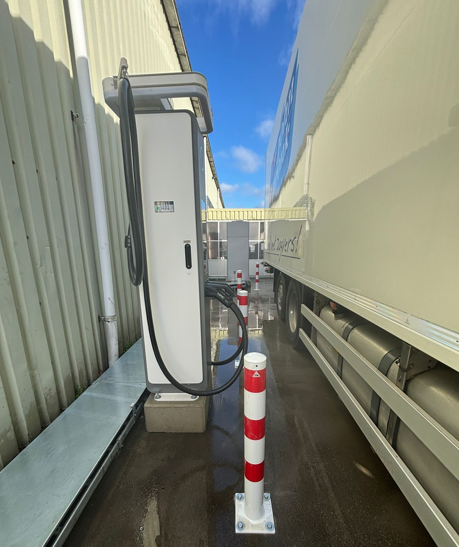 Laadpalen voor elektrische vrachtwagens John Pronk Transport - ELIX