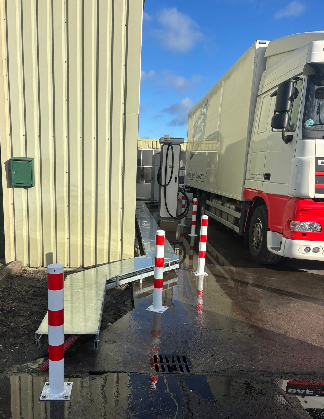 Laadpalen voor elektrische vrachtwagens John Pronk Transport - ELIX